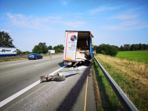 03.09.18 : Erneut schwerer Auffahrunfall auf der A 1 zwischen Maschen und Harburg – Feuerwehr ...